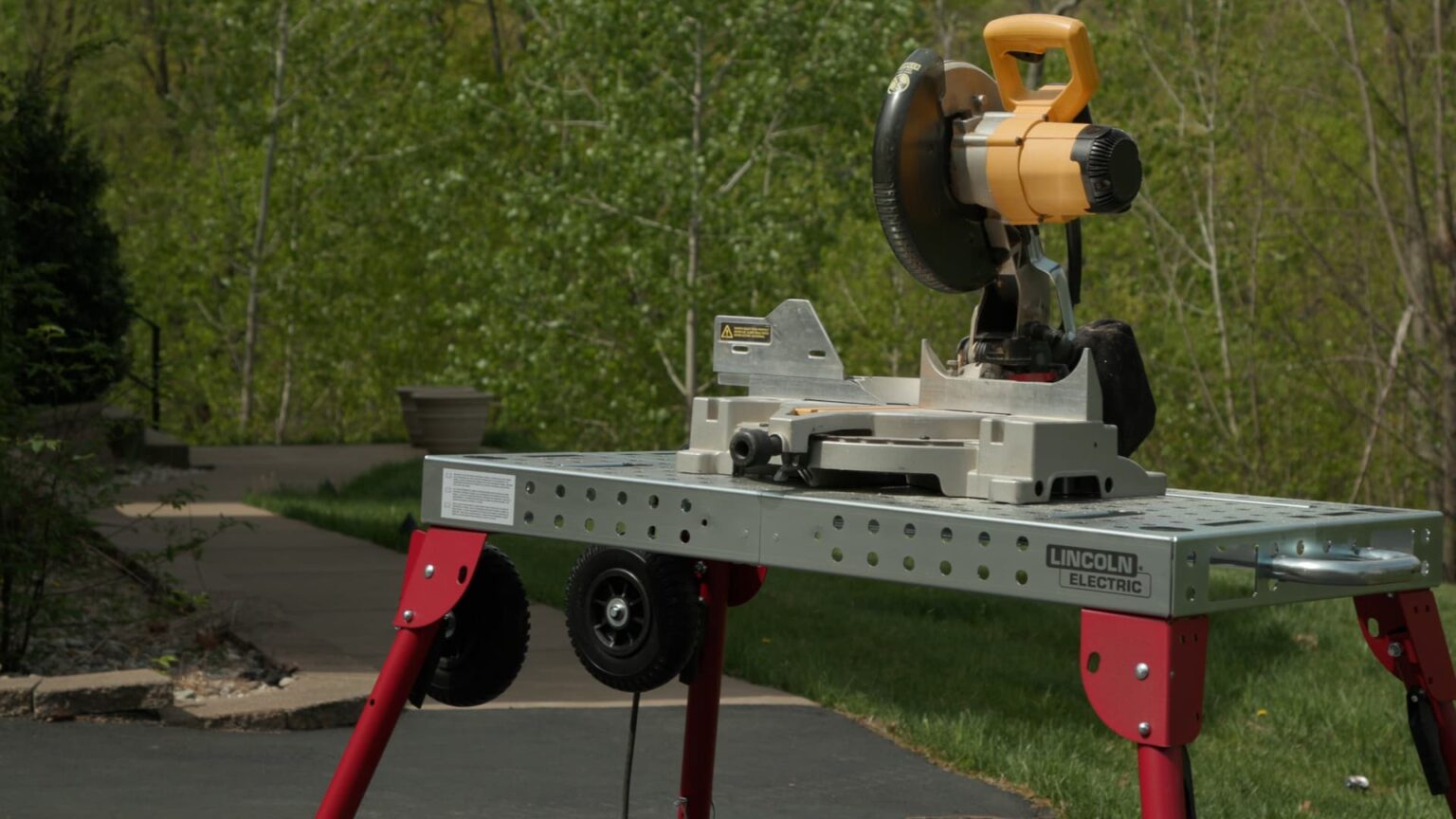 WELDING TABLE AND WORKBENCH - Lincoln Electric